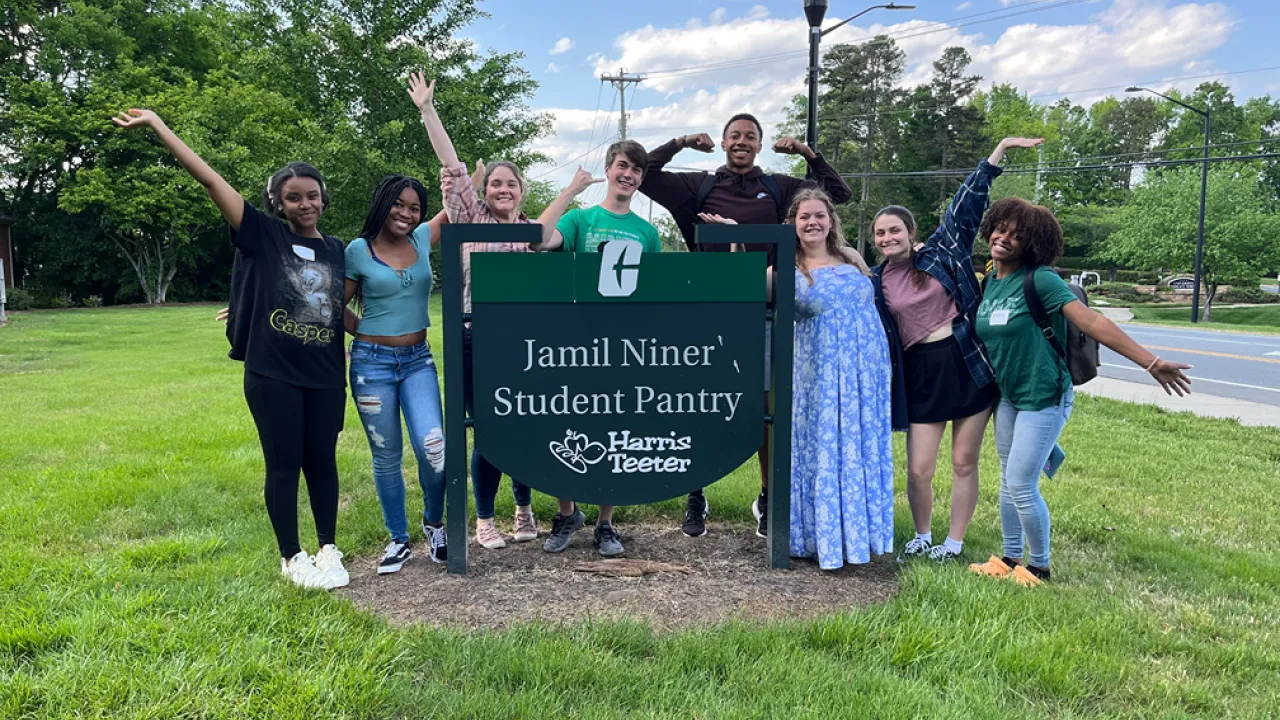 Volunteer | Jamil Niner Student Pantry